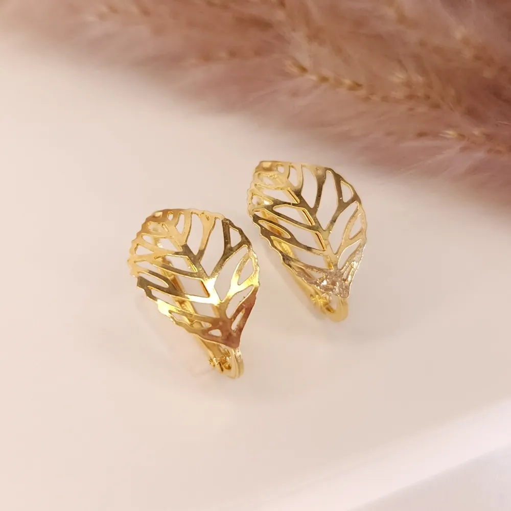 Joiart - Brinco argola formato de folha vasada, folheado a ouro 18k