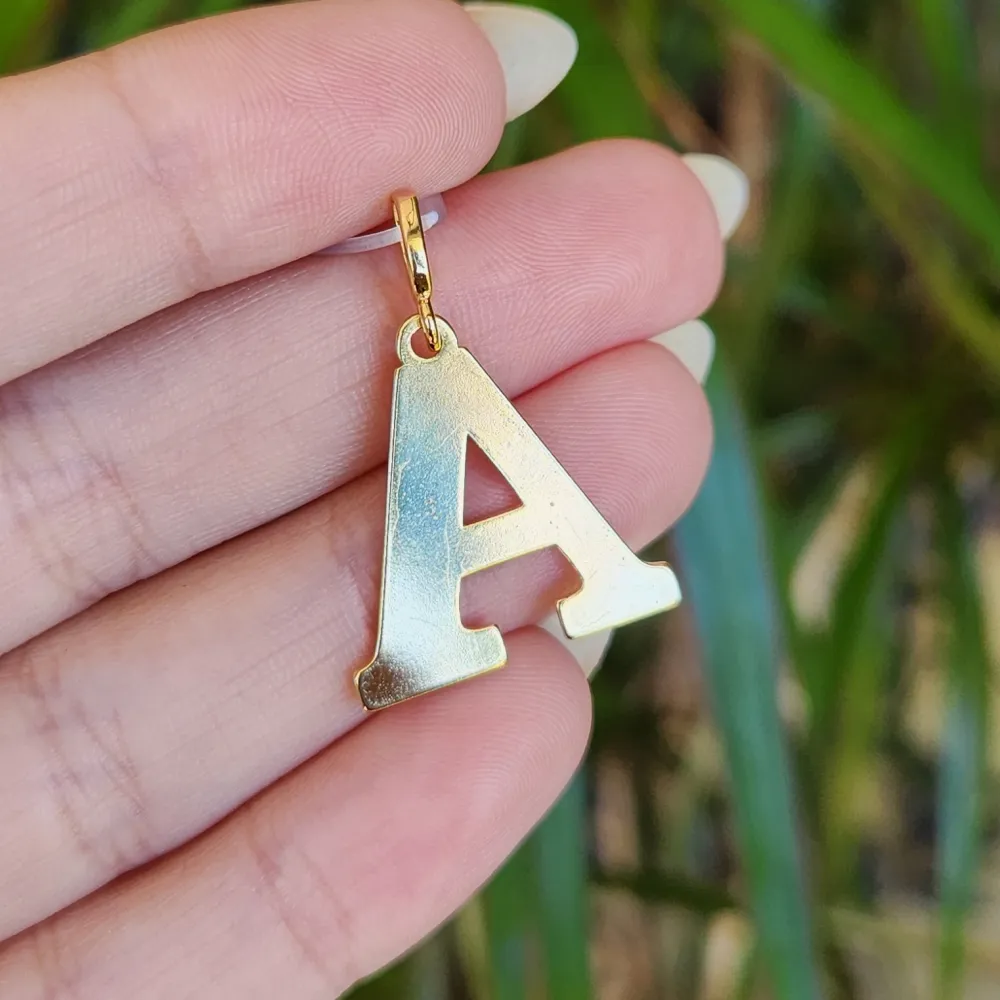 Joiart - Pingente letra A liso de 2cm, folheado a ouro 18k